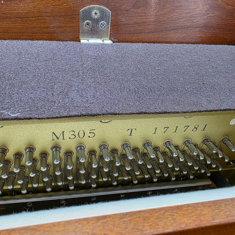 Yamaha M305 T – Belleza Clásica y Tono Excepcional | A440Pianos